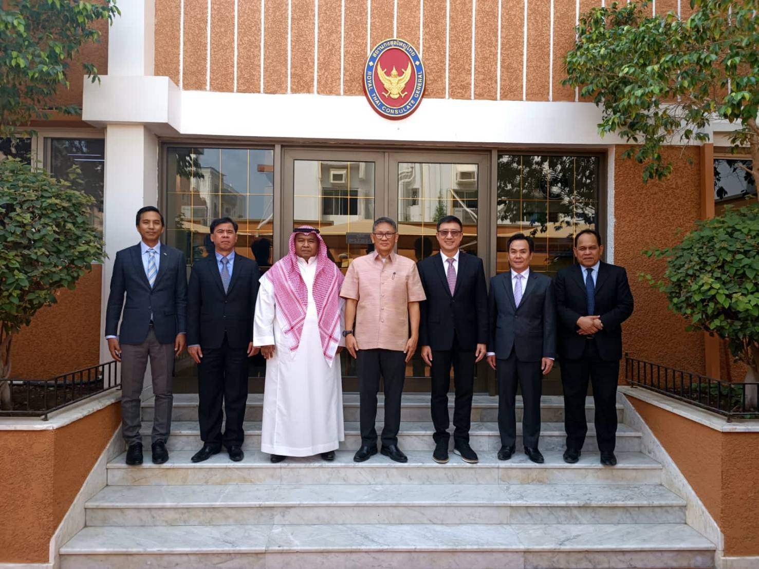 Director of Samitivej Srinakarin Hospital visited the Royal Thai ...