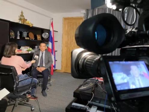 รองกงสุลใหญ่ ณ นครซีอาน ให้สัมภาษณ์สถานีโทรทัศน์ Shaanxi Broadcasting ...