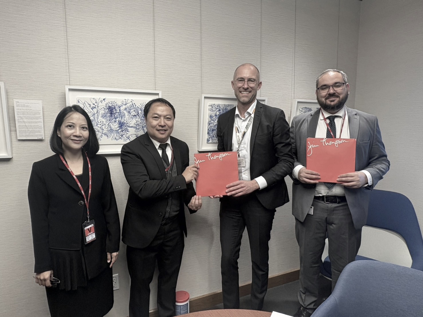 คณะกรมการกงสุลได้เข้าพบนาย Angus Monroe ผู้อำนวยการฝ่ายการดำเนินงานและ ...